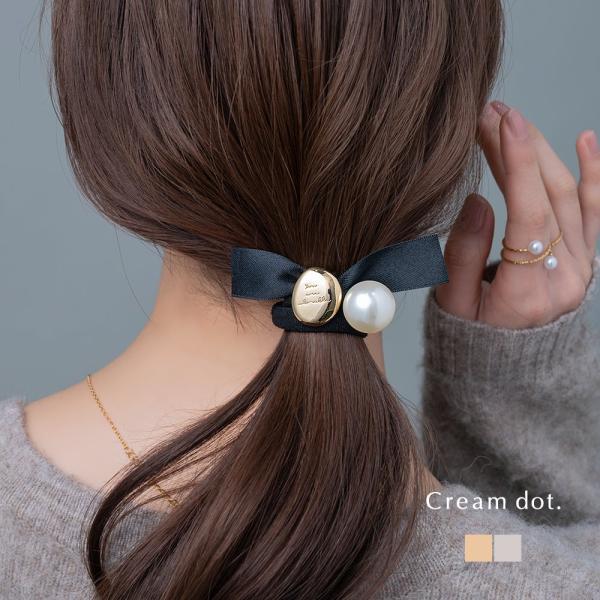 メッセージが刻印された変形メタルプレートと艶めくパールがついたリボンヘアゴム。キレイめスタイルからカジュアルまで幅広く使える大人かわいいアイテム◎サッとつけられて、後ろ姿にアクセントを添えてくれます。甘さ控えめなさりげないリボンシルエットで...