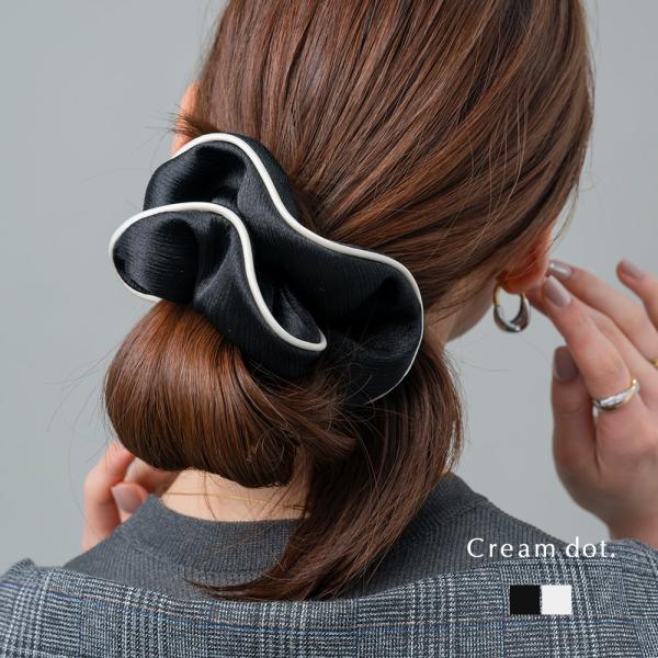 バイカラーのパイピングを施したボリュームシュシュ。波打つような立体的なフォルムが後ろ姿を華やかに演出します。コーデを引き締めるアクセントとしてデイリー使いにぴったりなひと品。バイカラーのパイピングが、着けたときにフリルのような立体感を演出。...