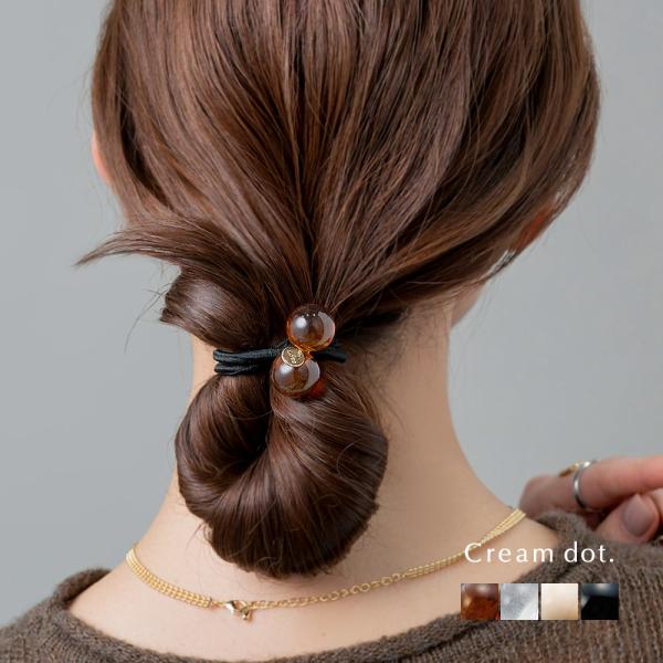 コロッとしたスフィアが大人可愛いヘアゴム。ゴールドのメタルプレートがさりげなくもアクセントを効かせて髪をさっとまとめるだけで周りと差のつく後ろ姿に◎デイリー使いにピッタリな丈夫さでオンオフ問わず活躍◎アレンジしっかり留める丈夫なヘアゴム。時...