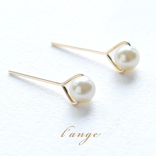 シェルパールの小ぶりでシンプルなK14gfスタッドピアスシンプルでありながら耳元を華やかにしてくれます♪※一つ一つ手作業で製作しておりますので左右や画像との誤差が多少ございます。 既製品にはない雰囲気を楽しんで頂けたらと思います。【14kg...