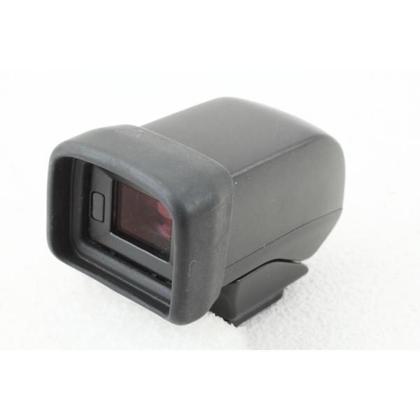 装着することで光学ファインダーを上回る視認性を確保。約90°回動し、カメラ上部からものぞけます。