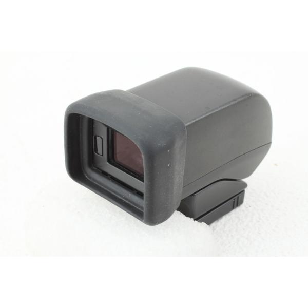 装着することで光学ファインダーを上回る視認性を確保。約90°回動し、カメラ上部からものぞけます。