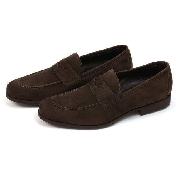 腕利きの靴職人、ルイジ・フェランテが1875年に創業した「FERRANTE」のローファー「イセオ（ISEO）」です。アッパーに毛足の短いスエードを使用し、エレガントな雰囲気を演出しています。ヒールカップを高めに設定し、踵のカーブに沿った包み...