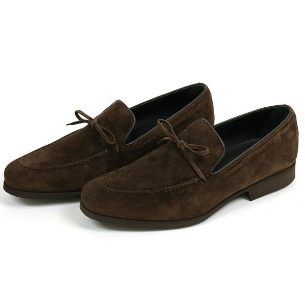 腕利きの靴職人、ルイジ・フェランテが1875年に創業した「FERRANTE」のリボンローファー「ペガソ（PEGASO）」です。アッパーに毛足の短いスエードを使用し、エレガントな雰囲気を演出しています。ヒールカップを高めに設定し、踵のカーブに...