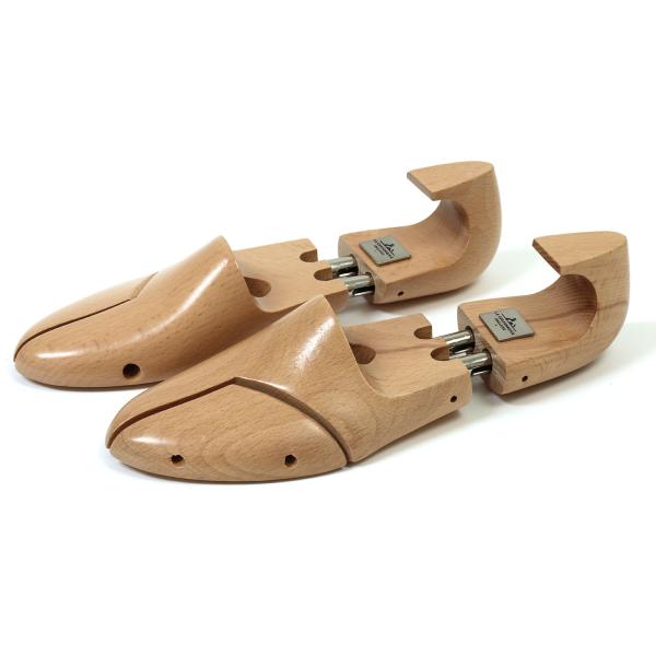 ヨーロッパを代表するシューツリー（シューキーパー）、コルドヌリ・アングレーズの「FA85N」です。ツインチューブ式で前後にブレることなくテンションが掛かります。つま先部分がスプリッドタイプであるため、靴の形に合わせてフィットする汎用性の高さ...