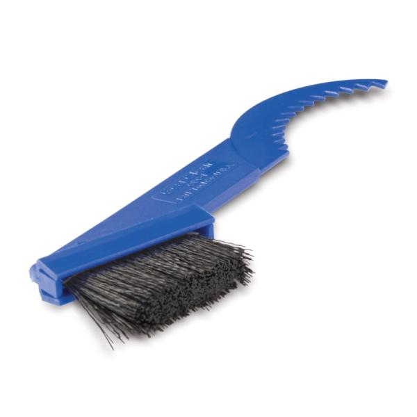 ディレーラーやカセットスプロケット、チェーンなどのクリーニングに最適なブラシ。適度なカーブの付いたギザ状の刃は、ギアの間に深く詰まった泥を確実にかき出し、ナイロンブラシはディレーラーやチェーンなどの汚れを落とします。樹脂製で、自転車に傷をつ...