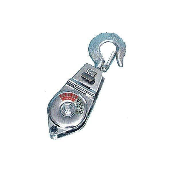 小型・軽量で持ち運びが容易。全長が短くて空間を有効に活用可能。シーブ綱道のRが小さく小径ワイヤーロープを痛めない。シーブと側板の間にワイヤーロープがはさまらない形状。全メッキさらに弯曲止め金具は腐食に強く屋外作業でも安心。勿論安全係数5以上...