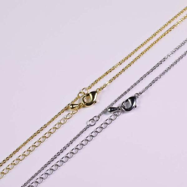 シンプルな平あずきチェーンネックレスです。お好きなパーツと合わせてオリジナルアクセサリーをお作りいただけます。40cmは一般的なネックレスの中でも短く、首周りに沿うぐらいの長さで首元を綺麗に見せたい場合におすすめです。アジャスター部分が6c...