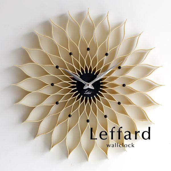 正面から見るとまるで切り絵のようなシルエットを魅せるウォールクロックです。花を模った繊細なデザインで、ミッドセンチュリーを想わせるシンボリックな存在感があります。こちらの「ナチュラル」はプラスチック素材に木目調の塗装を施したものになります。...