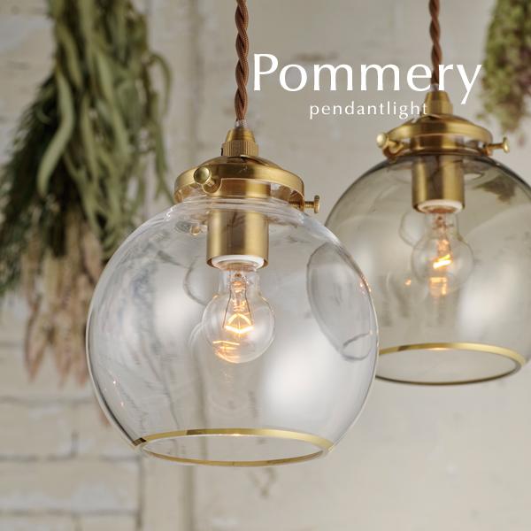 カットしたガラスシェードの縁にあしらったゴールドのラインがフェミニンな装いを感じさせるペンダントライト。点灯させると、ブライトゴールドのソケットとガラスが艶やかに光を反射します。高級感があるので、店舗にもおすすめの照明器具です。■カラー：ク...