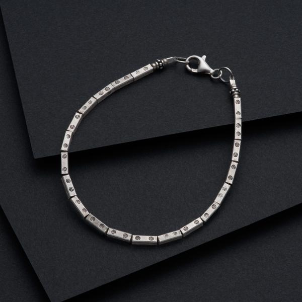 直方体で細身のカレンシルバーを連ねたシンプルでつつましいシルバーブレスレットです。シルバービーズはどことなく懐かしさを誘うアンティークのような質感で、気取らない手作り感が心地よいです。ひとすじの銀の光が手首をスッキリ見せます。軽量なので着け...