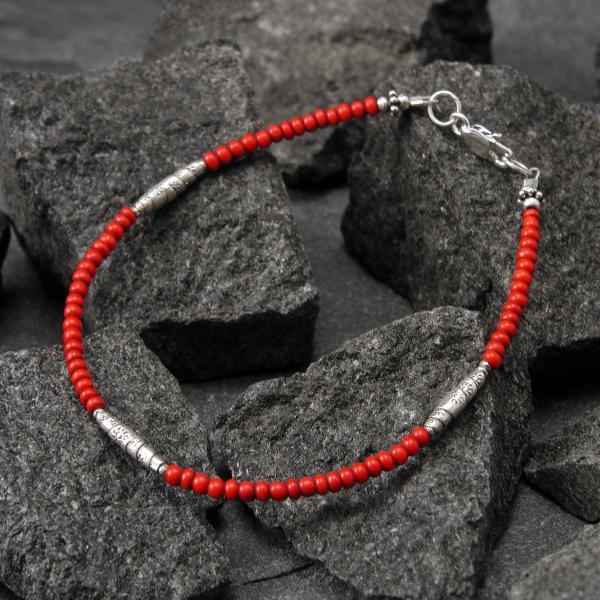 小粒な赤のアンティークビーズに、クロワッサン形のシルバービーズを組み合わせたブレスレットです。赤のビーズはネパールのチベット系民族に装身具として受け継がれてきたものです。シードビーズの名で知られ、100年以上前にベネチアまたはチェコから交易...