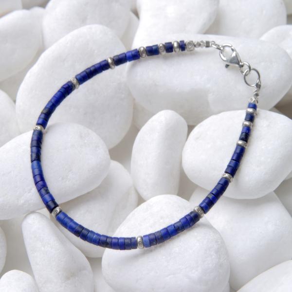マットな質感のラピスラズリを選りすぐりそろえ、丁寧に仕上げた細身のブレスレットです。あいだに小粒のカレンシルバー玉を挟むことで、コントラストが強調され、群青色が美しく引き立ちます。ラピスラズリに目を凝らすと青、白、金、様々な色が溶け合い、混...