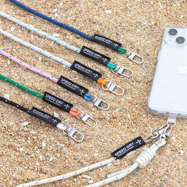 対応:スマートフォン種類:ブラック説明:端末やケースを選ばず装着できる多機能ショルダーストラップ/付属の挟み込みシートで、ケースにストラップホールが無くても装着可能/水に濡れてもすぐに乾く速乾タイプ/カジュアルなバイカラー/長さ調整で首掛け...