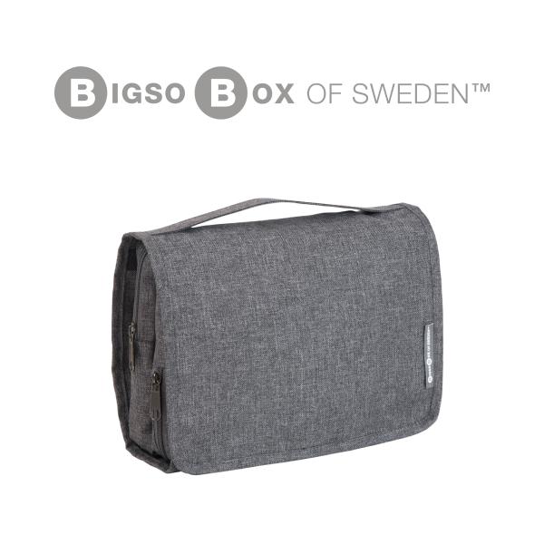 スウェーデンのインテリア収納ブランド、Bigso Box Of Swedenのトラベルポーチ。ハンギング・フックが付いたトラベルトイレタリーバッグはドア、ハンガー、タオルラックに取り付けることができ、3種類のポケット、ポーチで細かな化粧品や...