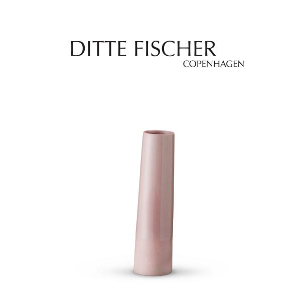 手作業を大切にするデンマーク陶器ブランド「Ditte Fischer Copenhagen」花を引き立てる、洗練されたシンプルなデザイン。一輪でも束でもさりげなく空間に馴染みます。若干の傾きがあるのがユニーク。同じデザインの2輪挿しもありま...
