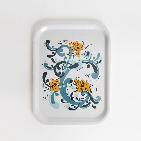 DesignparkenのトレイはFSC認定の木質繊維を原料とする成型板の一種で作られており、メラミン樹脂でコーティングされているので、耐久性と耐熱性に優れています。 メラミン樹脂は硬度が高く、耐熱性・耐水性・耐候性・耐摩耗性に優れ、傷に強...