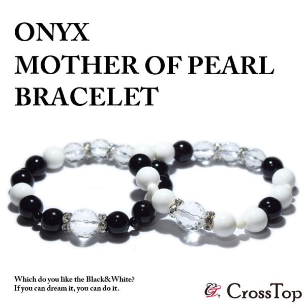 バイカラーのスタイリッシュなブレスレットです。カジュアルスタイルにもオフィススタイルにも合わせられるアイテム。どんなアクセサリーとの重ね着けにもオススメ！！プレゼントしても喜ばれるブレスレットです。 ＜DETAIL＞・オニキス10mm・オニ...