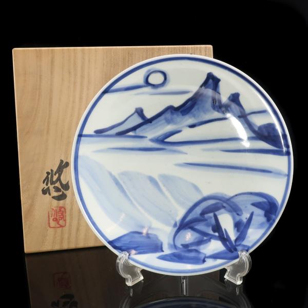 【管理番号】I121826001【アイテム】骨董品【ブランド】京焼（kyoyaki）【モデル名】【 人間国宝 近藤悠三 作 】 山染付皿【対象】_【素材】陶磁器【サイズ】　 H約4.2cm x W約24cm【付属品】　共箱【その他】　画像に...