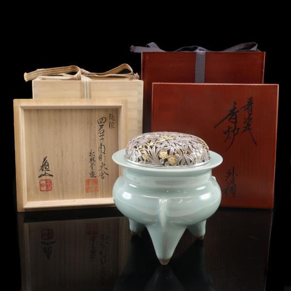 【管理番号】I122826024【アイテム】茶道具【モデル名】三代 諏訪蘇山 作 青磁袴腰香炉【ライン】松興堂 造 純銀 四君子肉彫火舎【シリーズ】二重箱【対象】_【素材】陶磁器【サイズ】　 H約12.5cm x W約12cm【サイズ備考】...