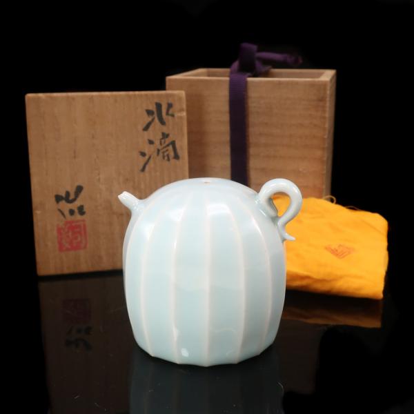 【管理番号】I142026003【アイテム】骨董品【ブランド】京焼（kyoyaki）【モデル名】鈴木治 造 青白磁水滴【ライン】走泥社【対象】_【素材】陶磁器【サイズ】　 H約6.8cm x W約7.2cm x D約5.8cm【付属品】　共...