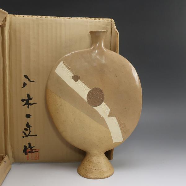 【管理番号】I142026004【アイテム】骨董品【モデル名】八木一夫 造 欧詩文扁壷【ライン】走泥社【対象】_【素材】陶磁器【サイズ】　 H約26cm x W約17.5cm x D約7cm【付属品】　共箱【その他】　画像にてわからない部分...