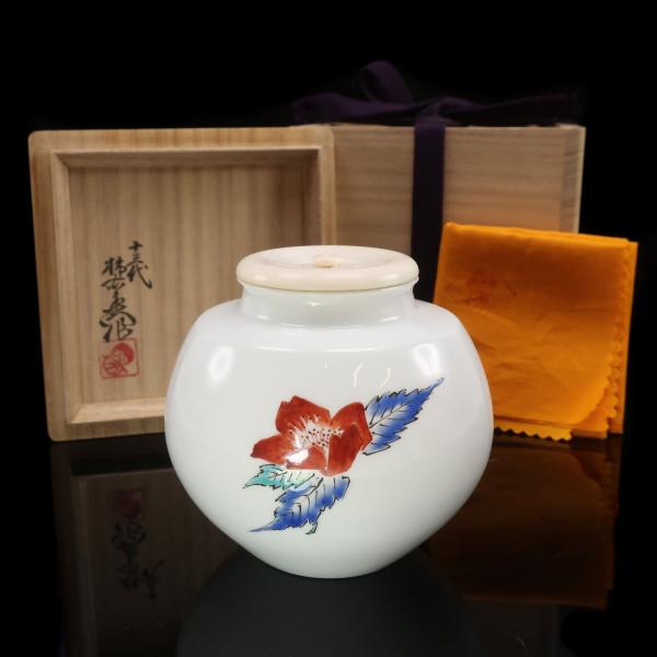 【管理番号】I142026009【アイテム】骨董品【ブランド】有田焼（ARITA）【モデル名】【 人間国宝 十三代 酒井田柿右衛門 作】 濁手山吹文茶入【対象】_【素材】陶磁器【サイズ】　 H約8.8cm x W約9cm【付属品】　共箱、共...