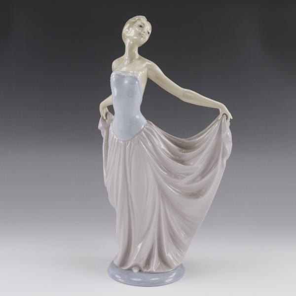 【管理番号】I200925048【アイテム】置物 オブジェ【ブランド】リヤドロ（Lladro）【モデル名】踊る少女【対象】_【素材】ポーセリン【重量】約936g【サイズ】　 H約30.3cm x W約17cm x D約10cm【付属品】なし...