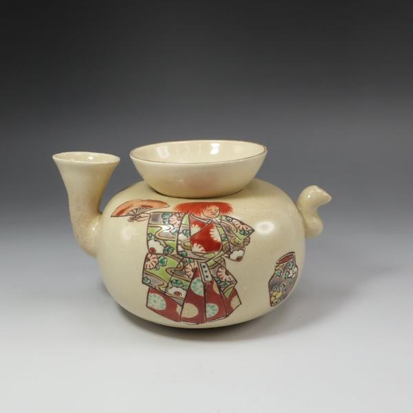 【管理番号】I200925061【アイテム】骨董品【ブランド】京焼（kyoyaki）【モデル名】珍品 酒器 【 猩々 都玉 銘 】 人物画 徳利 盃【対象】_【素材】陶磁器【サイズ】　 H約8cm x W約13.5cm x D約10cm【付...