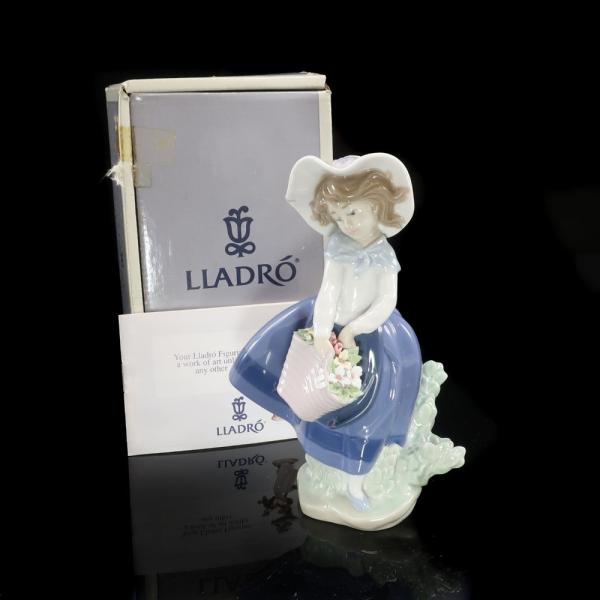 【管理番号】I220926004【アイテム】置物 オブジェ【ブランド】リヤドロ（Lladro）【モデル名】きれいな花ばかり【ライン】5222【対象】_【素材】ポーセリン【サイズ】　 H約17.8cm x W約11cm x D約10cm【付属...