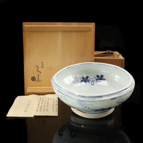 【管理番号】I220926045【アイテム】骨董品【モデル名】須田青華 作 染付桜川小鉢【対象】_【素材】陶磁器【サイズ】　 H約6.8cm x W約15.5cm x D約15.5cm【付属品】　共箱、栞【その他】　画像にてわからない部分は...