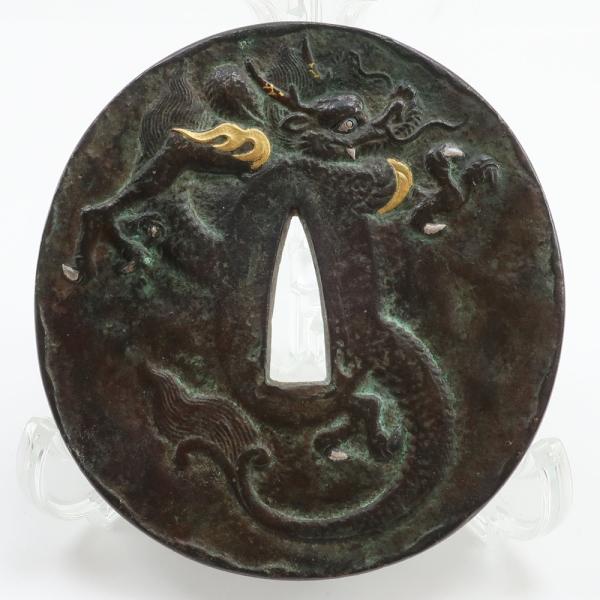【管理番号】I221125052【アイテム】骨董品【モデル名】時代刀装具 金属製 金象嵌 龍文 鍔【対象】_【素材】金属製【サイズ】　 H約0.6cm x W約8cm x D約8.5cm【サイズ備考】鍔重量：280.0g【付属品】　、・皿立...