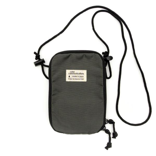 【COLOR COMMUNICATIONS / BAG】スケボー・スケートボードのドメスティックアパレルブランド、COLOR COMMUNICATIONS（カラーコミュニケーションズ）。スマホやパスポート、カードや小銭などを収納できる旅行に...