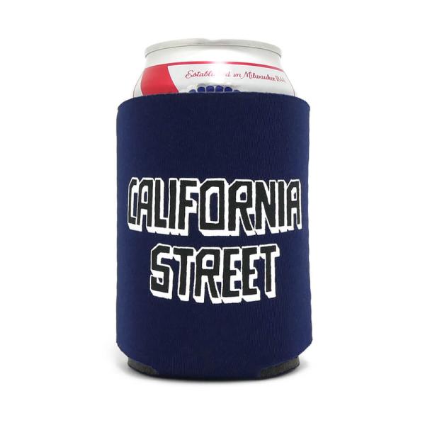 【CALIFORNIA STREET / COOZIE】当店とも深い関わりのある ESOW 氏によるデザイン。350ml缶にピッタリのサイズのドリンククーラーです。夏は冷たく、冬は暖かく保ってくれる非常に便利なアイテム。【ESOW】 拠点を...
