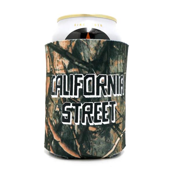 【CALIFORNIA STREET / COOZIE】当店とも深い関わりのある ESOW 氏によるデザイン。350ml缶にピッタリのサイズのドリンククーラーです。夏は冷たく、冬は暖かく保ってくれる非常に便利なアイテム。【ESOW】 拠点を...