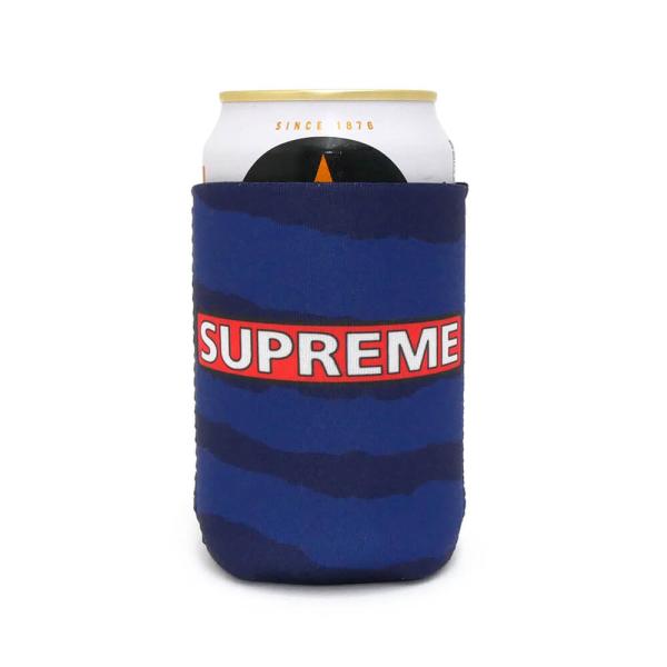 【POWELL PERALTA / COOZIE】スケボー・スケートボードの老舗デッキブランド、POWELL PERALTA（パウエルペラルタ）。SUPREME デザインがプリントされたドリンククーラーです。350ml缶にピッタリサイズで暑...