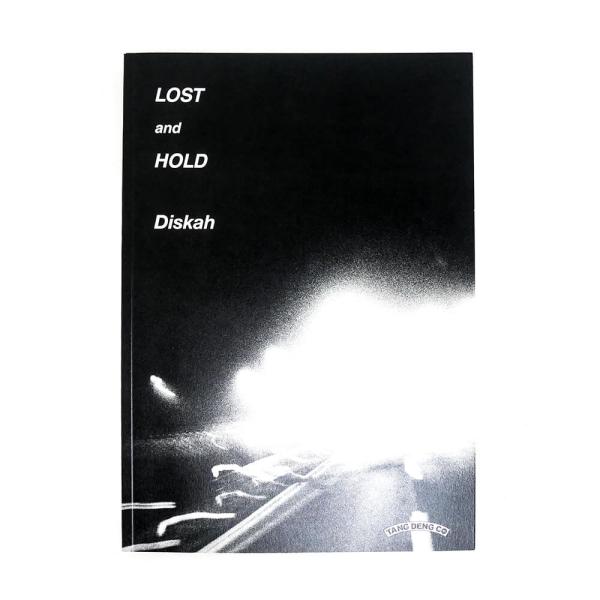 【DISKAH /  LOST and HOLD】写真集 LOST and HOLD は、アーティスト・Diskah が ”最も濃密な時を過ごしていた” 90年代~00年代に撮影された140点以上の秘蔵写真 (LOST) で構成された写真集...