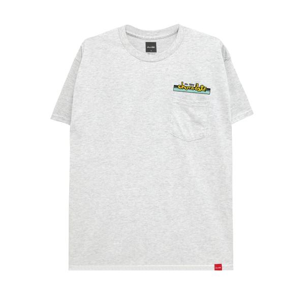 【CHOCOLATE / T-SHIRTS】スケボー・スケートボードのデッキブランド、CHOCOLATE（チョコレート）のTシャツです。左胸ポケット上にプリント、バックプリント、左裾にブランドタグが施されています。【素材】コットン 100%...