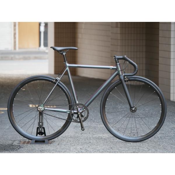 【適応サイズ】520 サイズ： 170〜178 cm540 サイズ： 176〜184 cm【商品詳細】標準仕様はフリーギア、逆側は固定ギアを装着できるフリップフロップ仕様のホイールが装備。ピュアな競技用自転車のDNAを受け継ぐストリート仕様...