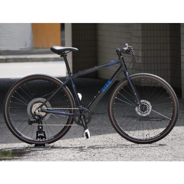 【適応サイズ（あくまでも目安です）】450mmサイズ（適応身長：155〜170cm）500mmサイズ（適応身長：170〜180cm）【商品詳細】シマノ新型ESSAを搭載したシンプル操作性且つ全ての道に対応したクロスバイク。スポーツも通勤も思...