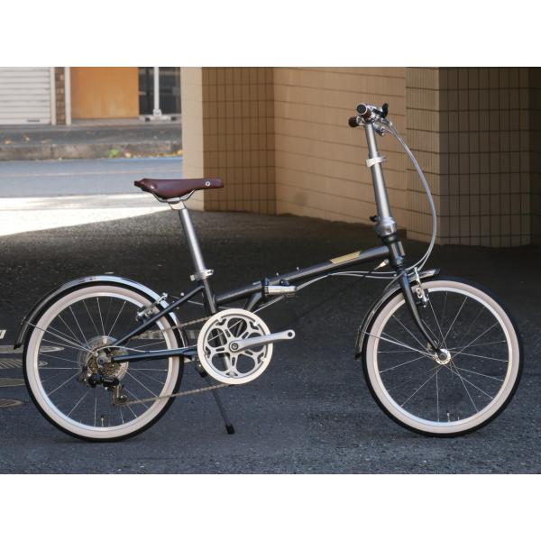 【適応サイズ】20インチ： 142〜193 cm※適応身長はあくまでも目安です【商品詳細】前後フェンダーとスタンドは標準装備されており、カジュアルコーデにも合わせやすいシティーサイクルにピッタリな1台。フレーム：クロモリフォーク：スチールシ...