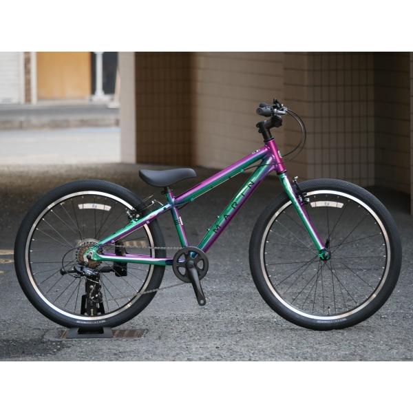 【適応サイズ（あくまでも目安です）】24インチ（適応身長：125〜145cm）【商品詳細】小学校3年生頃からお乗りいただけるキッズマウンテンバイク。バイクが軽量で6段変速なので坂道もスイスイ登ります。□ フレーム ： アルミ□ フォーク ：...