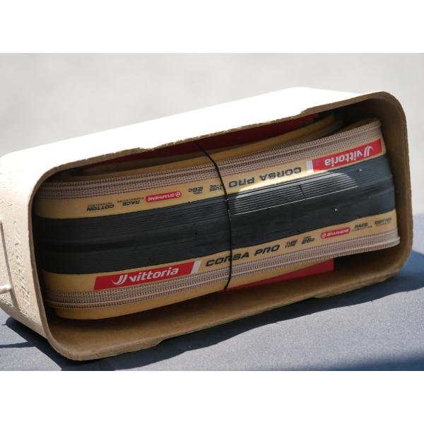 ■最も勝利を掴んだロードタイヤのチューブタイプバージョンが遂に誕生へ！新しいチューブタイプ・フォールディング構造を、ワールドツアーで実証されたヴィットリアのタイヤテクノロジーである『コルサプロ』に採用されることで、インナーチューブを使用した...