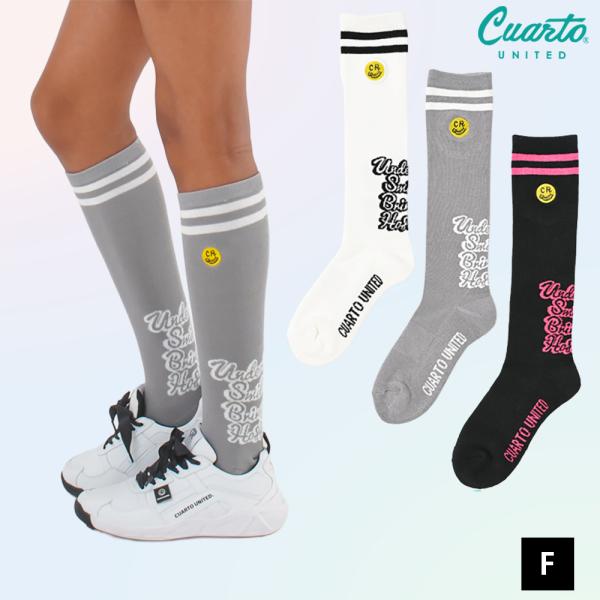 スカート・ショートパンツコーデにちょうど良い丈感のハイソックス。サイドのワンポイント刺繍がアクセントになっています。後ろに入ったメッセージ性のあるロゴジャガードがポイント。コーディネートしやすいカラー展開で、全色揃えたくなるアイテムです。※...