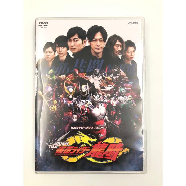 ※■平成ライダー20作品目となる『仮面ライダージオウ』のスピンオフ作。謎の女・サラの召集により、再びミラーワールドでの戦いに投げ込まれる真司。そこから抜け出して現実世界に戻れるのは、戦いに勝ち残ったただ一人で……。お届けする商品は現物画像に...