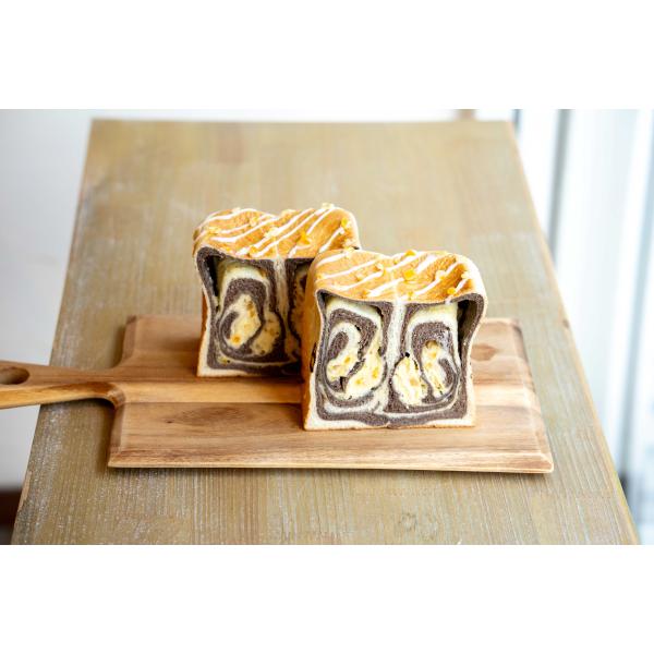 チーズケーキのような味わいのクリームにオレンジピールを合わせ、初夏にぴったりの爽やかな味わいに仕上げました。ココア生地とプレーン生地を重ねた2層仕立てで、見た目にも楽しい食パンです。原材料/添加物：小麦粉（国内製造）、チーズクリーム、脱脂粉...