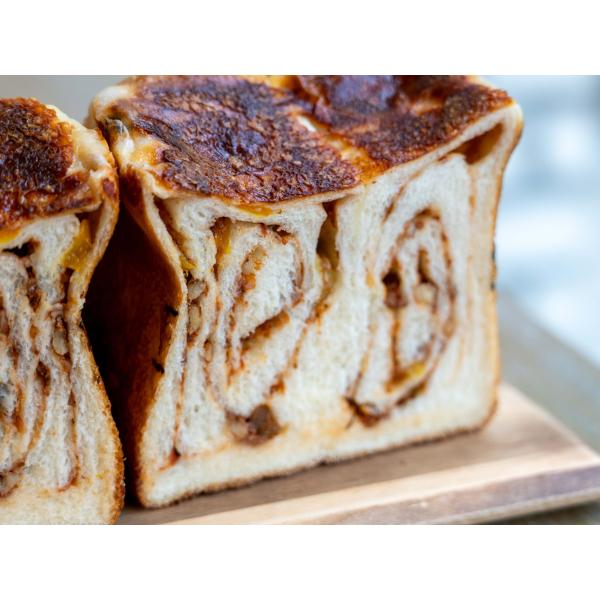 商品説明：グリルした夏野菜に、トマトベースのタコスソースとピリっと辛いサルサソースを合わせました。チーズの香ばしさとくるみの食感が楽しい。暑い夏にぴったりの限定パンです。原材料/添加物：小麦粉（国内製造）、タコスミートソース、グリル野菜（ズ...