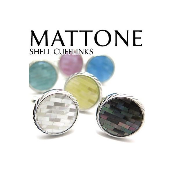 長方形に加工したシェルをレンガのように重ね合わせたカフス。細かくすることによってシェルの輝きを楽しむことができます。