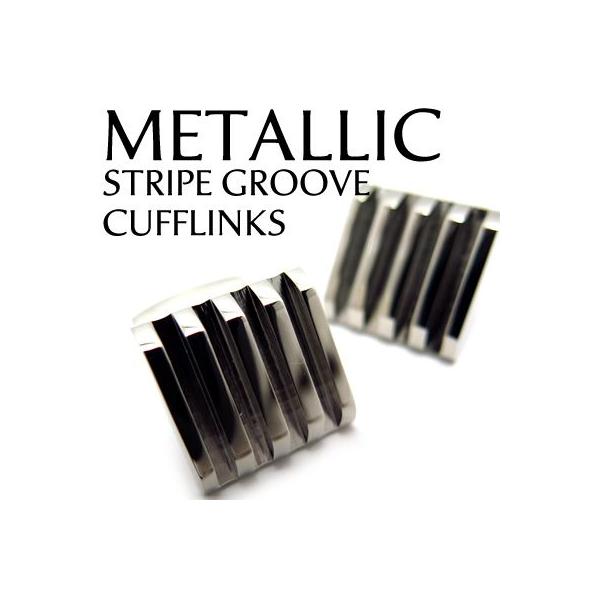 ストライプ上に溝を掘られたデザインのカフス。溝の底には堀跡のような横線がうっすらと入っており、無骨さを感じるデザインです。18×18mmと存在感があるカフスです。SIZE：約18×18mm素材：真鍮※【カフス】【カフリンクス】【カフスボタン...