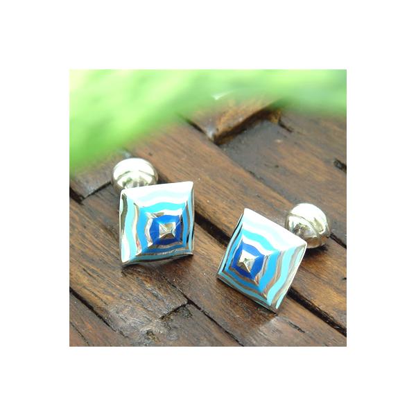 独特な模様とグラデーションの相性は抜群です。ピラミッドと波を融合したデザインです。カフス　カフスボタン　カフリンクスサイズ　　　：約1.5×1.5cmフェイス素材：シルバー925台座素材　　：シルバー925